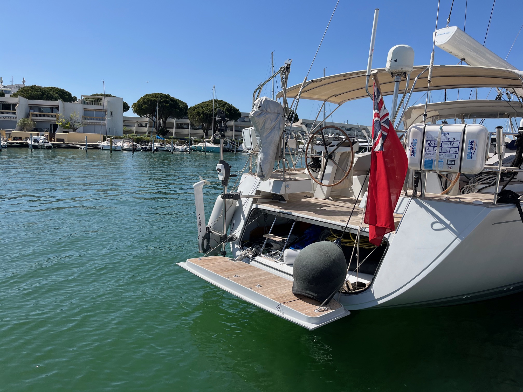 Cnb Bordeaux 60 Offset Beside Drop Down Platform Hydrovane